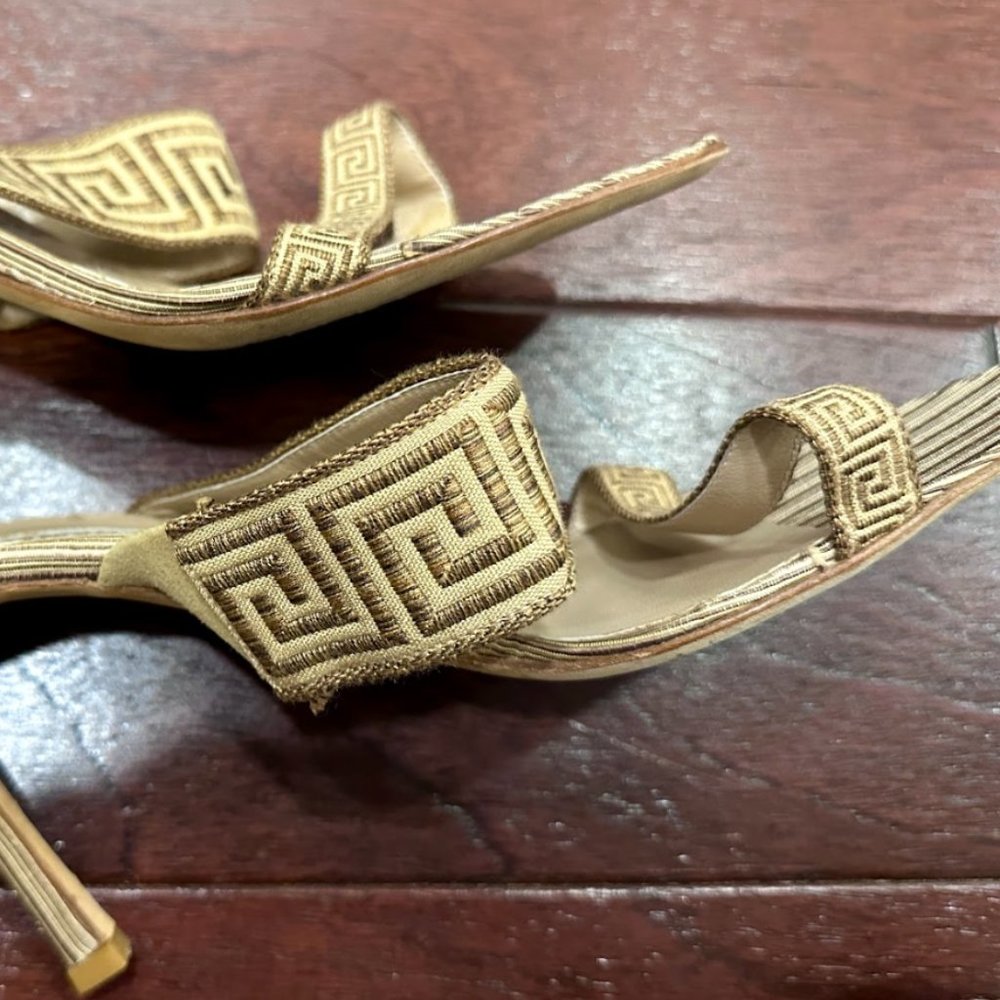 Manolo Blahnik Greek/Roman Embroidered Heels Sz 9 - Gem